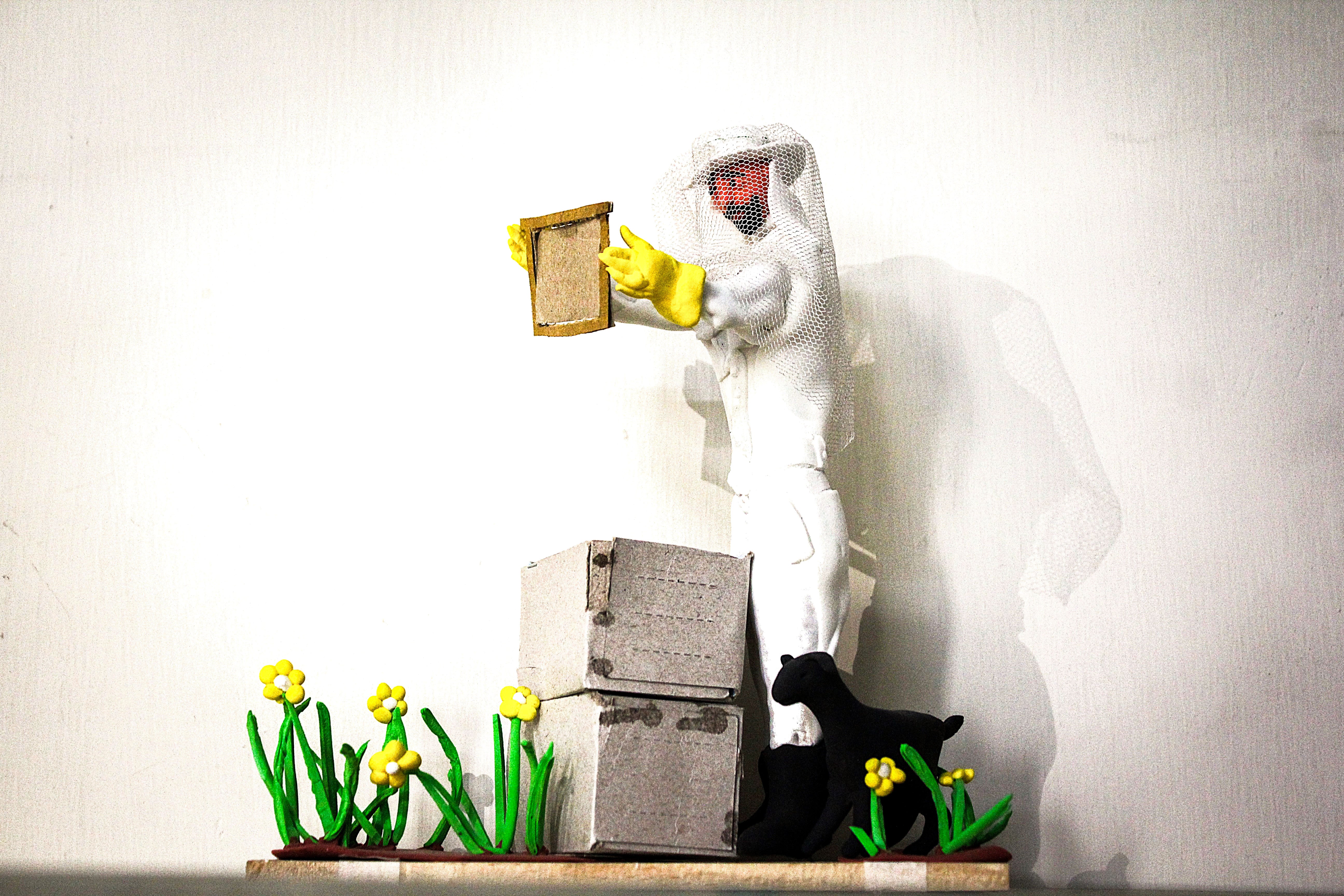 BeeDo Artistic Beekeeper Decorative Model Made of Soft Clay – Honey & More